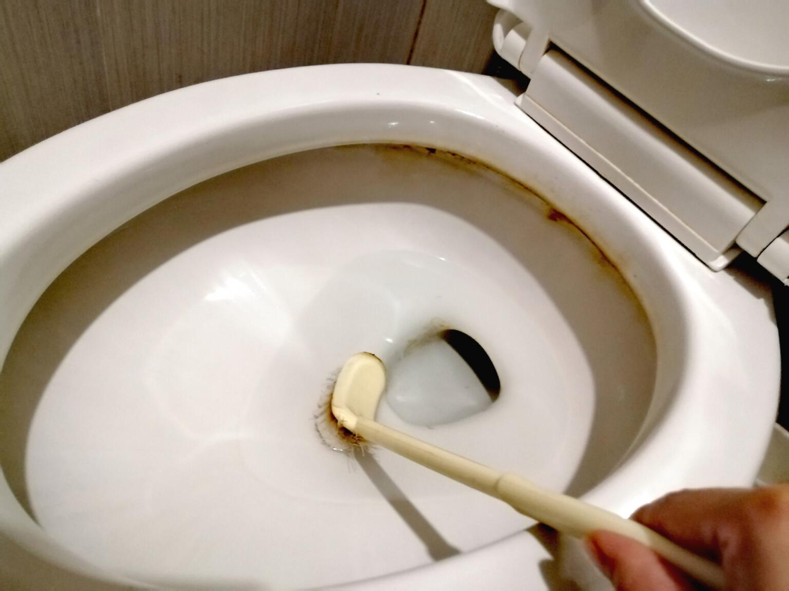 トイレの水がたまるところの頑固な汚れは2種類！落とし方を解説｜住まいる水道